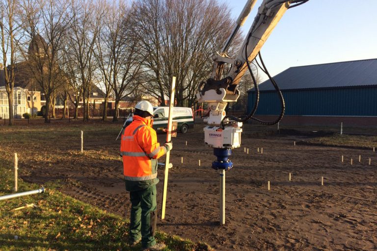 Fundering zelfbouw huis - stalen schroeffundering of houten heipalen